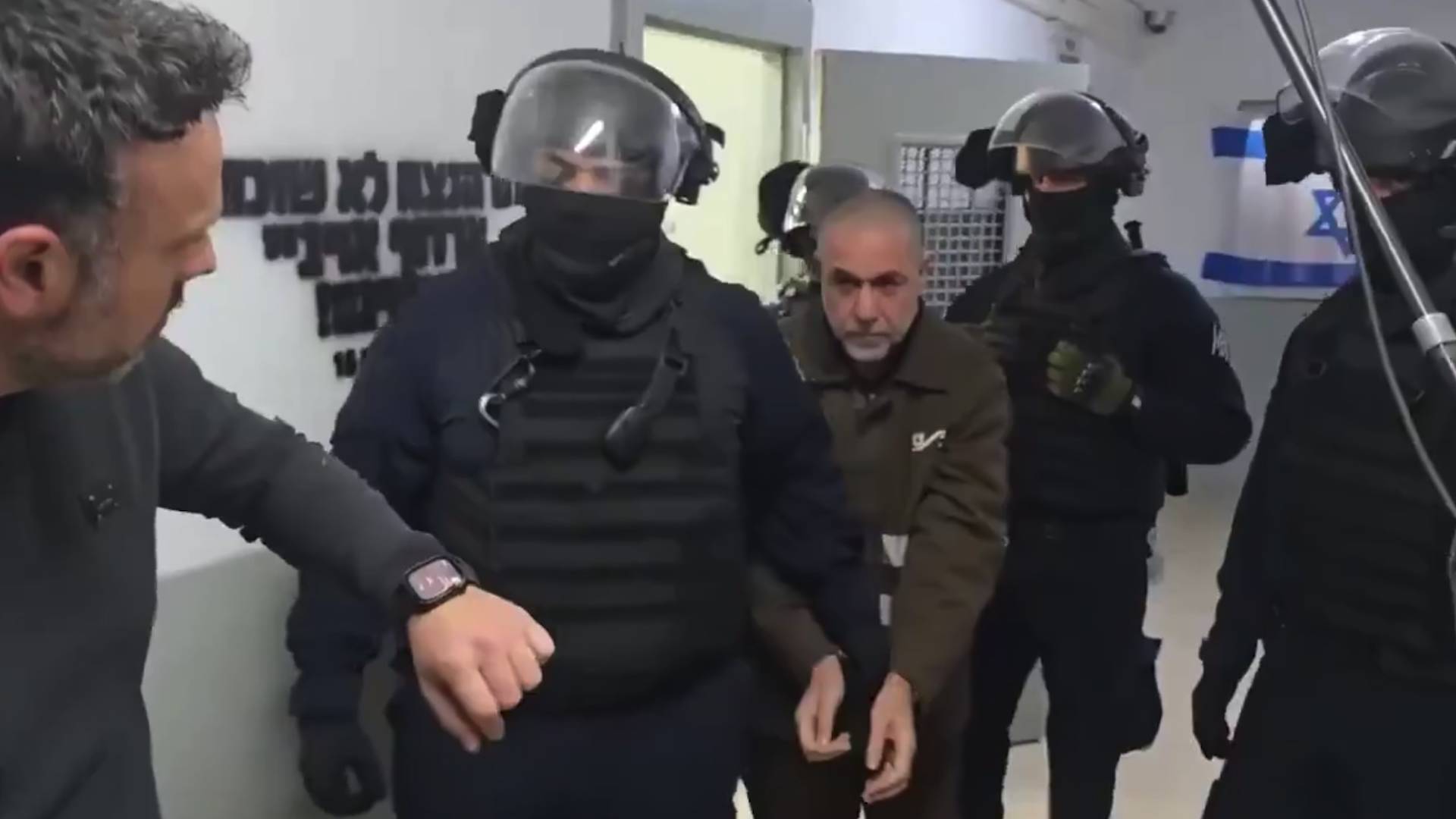 Živ je! Okovan i iscrpljen, palestinski doktor Abu Safiya se prvi put ...